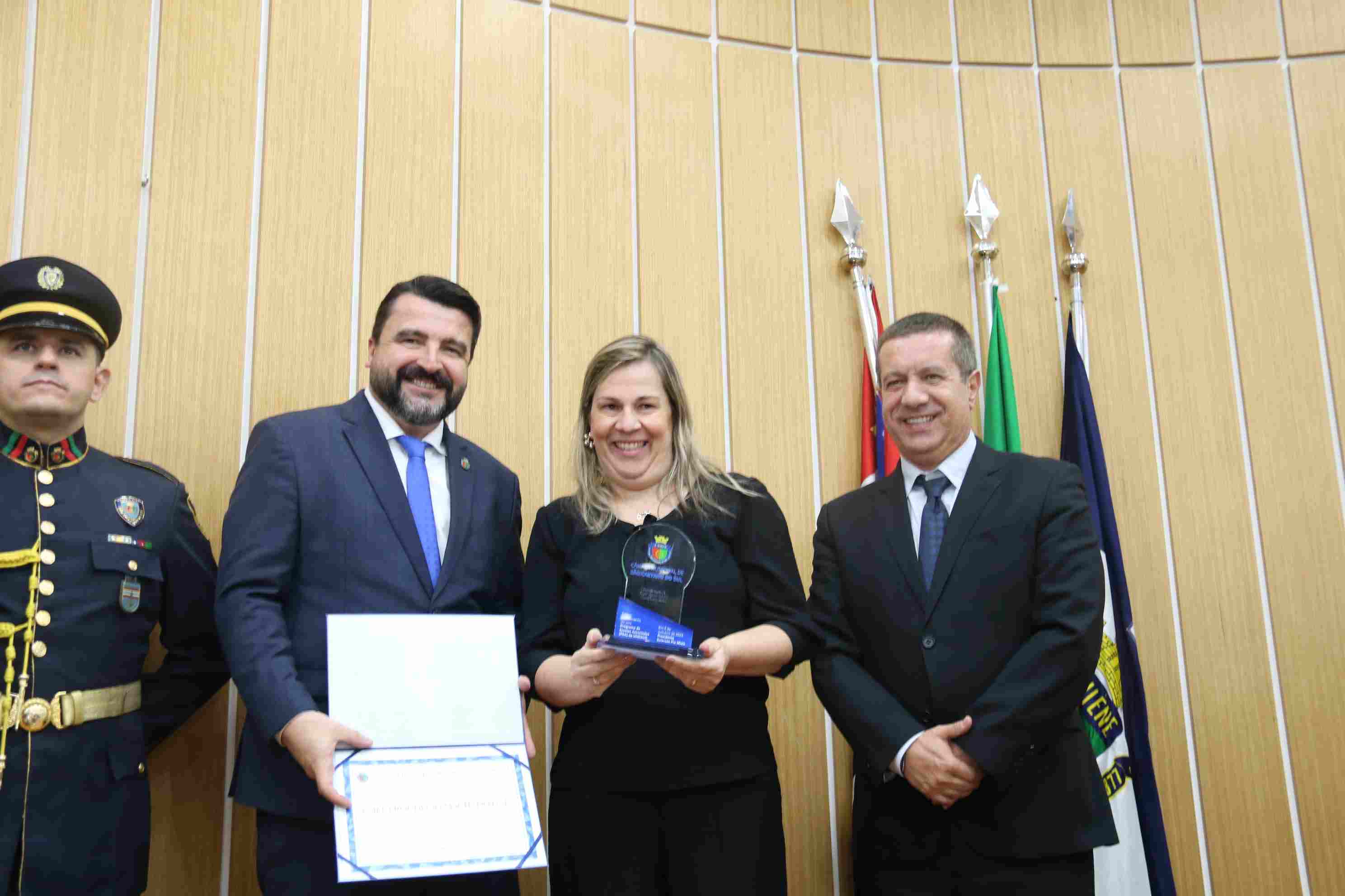 Professor Pio Mielo homenageia Escola Professor Décio Machado Gaia